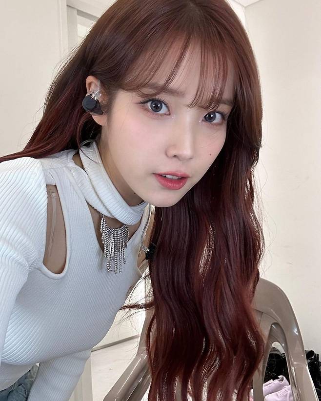 아이유 러블리한 플라워 패턴 원피스 돋보이는 서울 콘서트코디 라이프 뉴세이