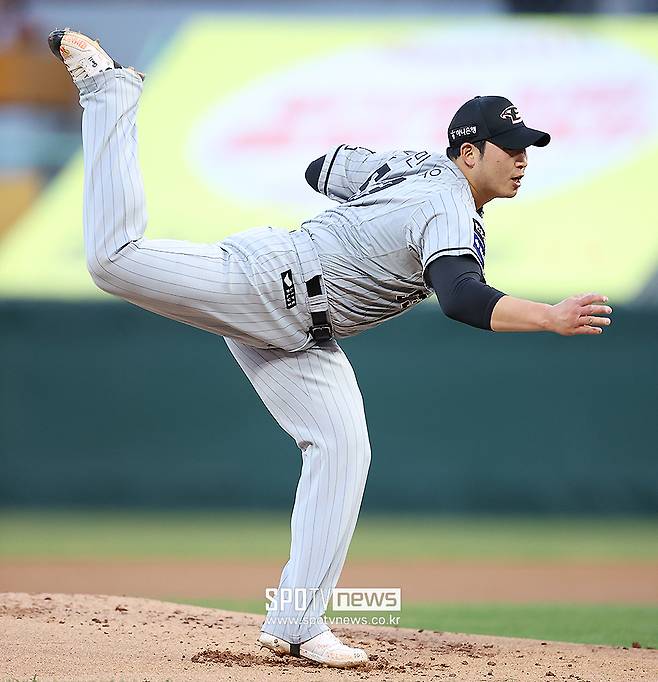 '류현진 쇼크' 잊었다…148km 통쾌한 부활, 한화 최강 선발투수진 완성