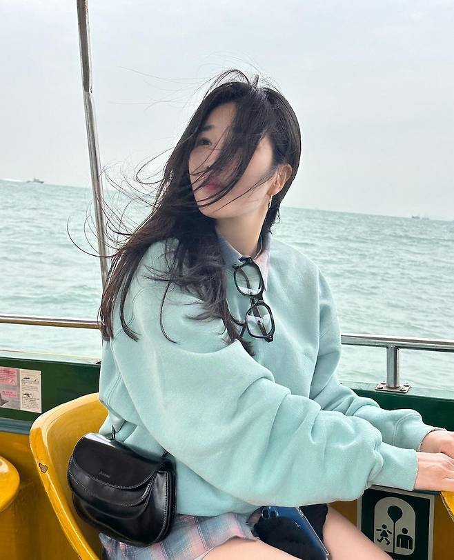 이해리 강민경·곽튜브랑 홍콩서 행복 여행 포근한 니트 베스트 쇼츠 슬랙스 패션 스타와 패션