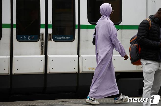 스카프 벗어라 무슬림 학생과 언쟁한 프랑스 교장 살해 협박에 사임