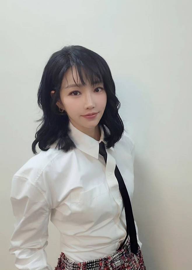 이유리 44세 맞아 놀라워 걸그룹 같은 셔츠and타이 프레피룩 패션엔