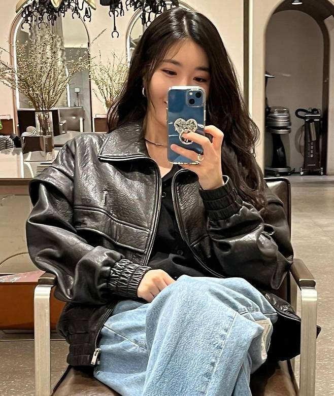 이해리 가죽자켓과 청바지입고 미용실 거울셀카는 이렇게 라이프업