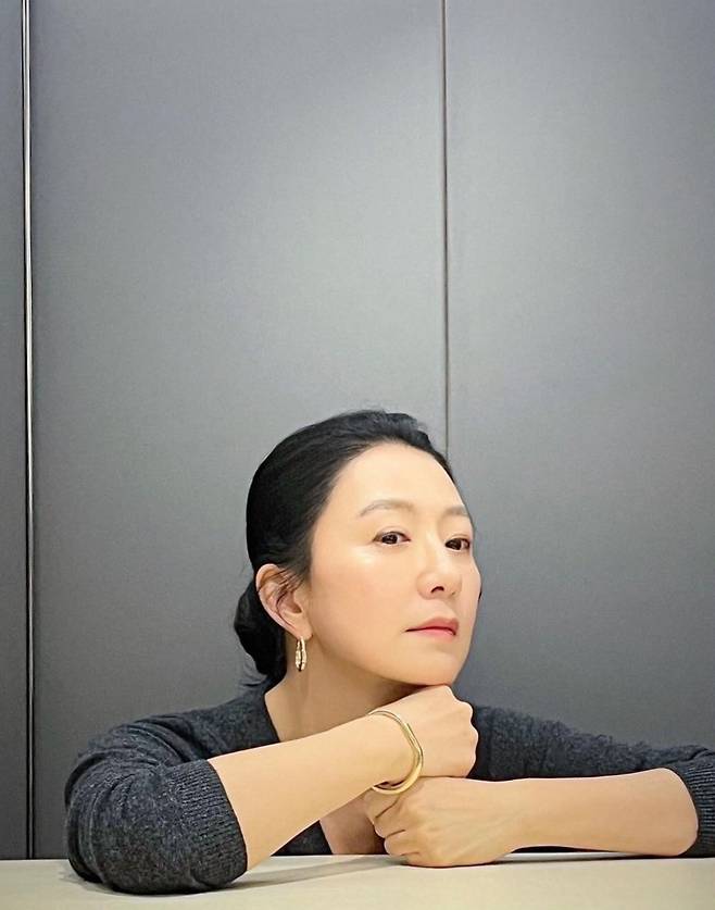 동안 미모 김희애 57세 맞아 기품 있는 아우라승무원 머리 로우 번 스타일링 뷰티는 내운명