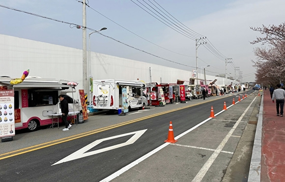 ‘벚꽃과 함께하는 청주 푸드트럭 축제 개막