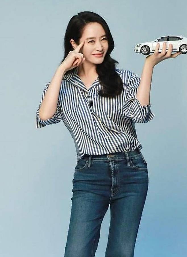 김혜수 50대 강력 파워우먼 상큼한 클래식 슈트 베스트 커리어우먼룩 패션엔