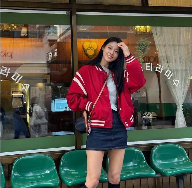 설현 이기적인 비율 자랑 대학생 같은 야구점퍼 미니스커트 나들이룩 스타와 패션