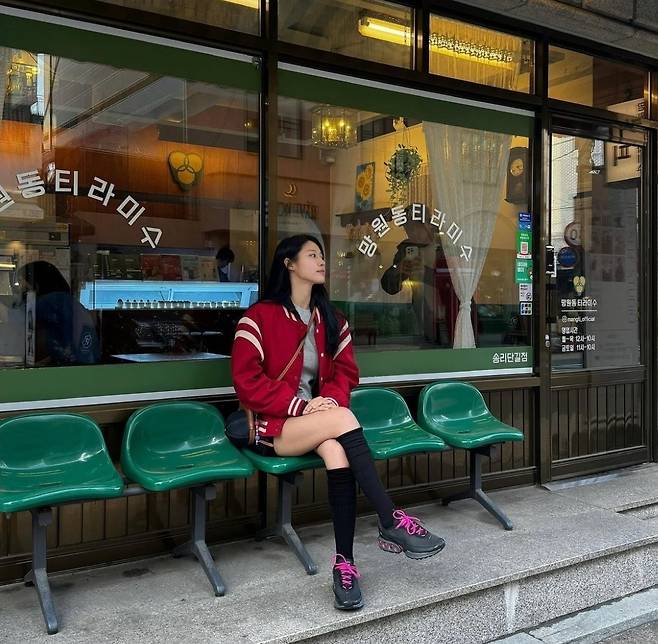 설현 이기적인 비율 자랑 대학생 같은 야구점퍼 미니스커트 나들이룩 스타와 패션