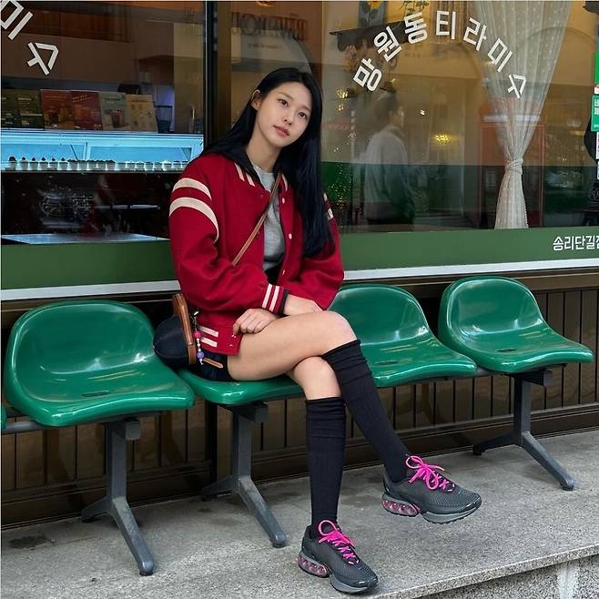설현 이기적인 비율 자랑 대학생 같은 야구점퍼 미니스커트 나들이룩 스타와 패션