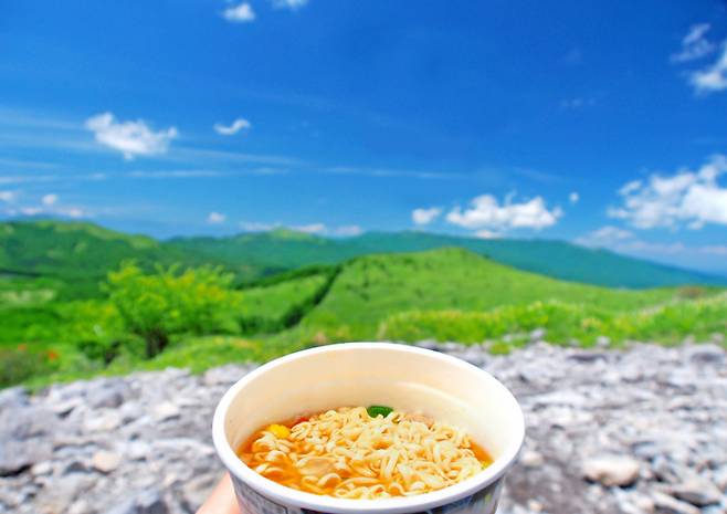 산에서 라면은 못 참지” 남은 국물은 땅에 버려도 된다 생각했다면