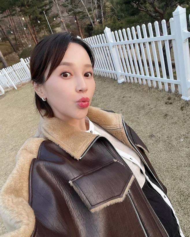 아유미 D 72 출산 임박 무스탕 재킷에 청바지 입고 여유 만끽 스타와 패션