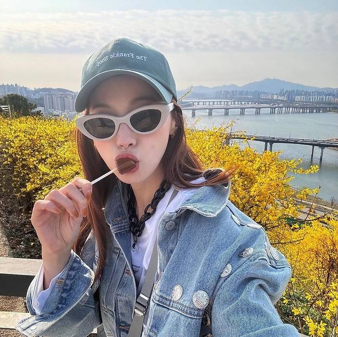 유인영 봄맞이 청재킷에 모자 쓰고 산뜻한 꽃 구경 스타와 패션