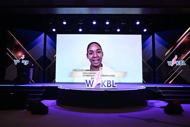 [WKBL 시상식] '부상 딛고 일어선' 키아나 스미스, WKBL 데뷔 2번째 시즌에서 신인상 기쁨 누려 … 3점야투상, 식스우먼상까지 3관왕