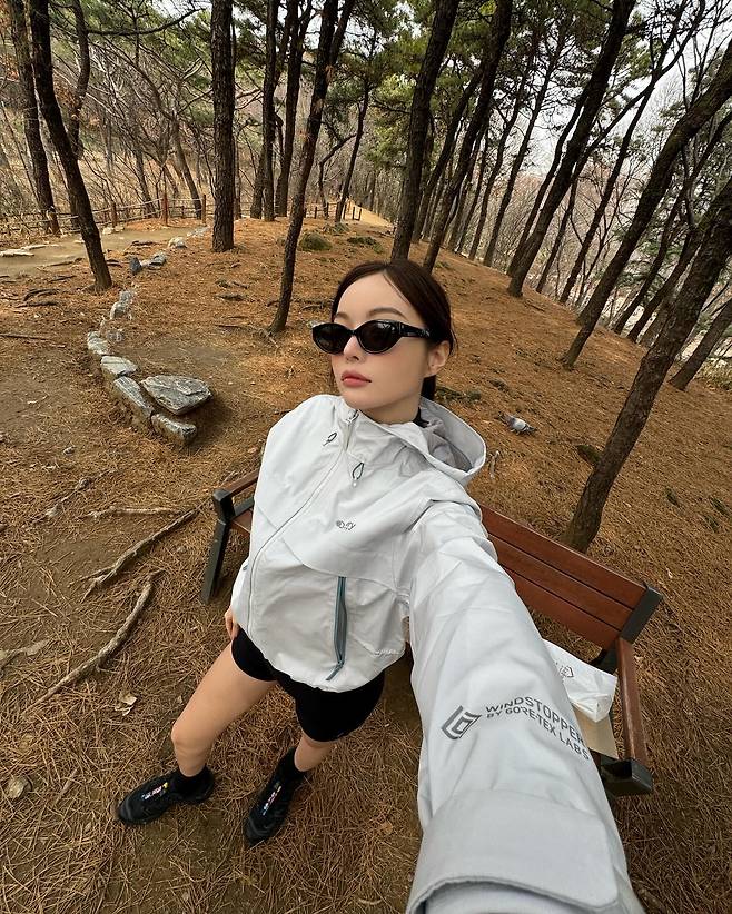 셀럽들의 봄철 여성 바람막이 화보 모음zip 디스커버리 노스페이스 노르디스크 파이베트
