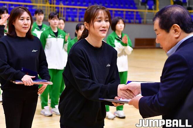 모교 숙명여고에 25년 만에 우승컵 안긴 새내기 지도자 이은혜 코치