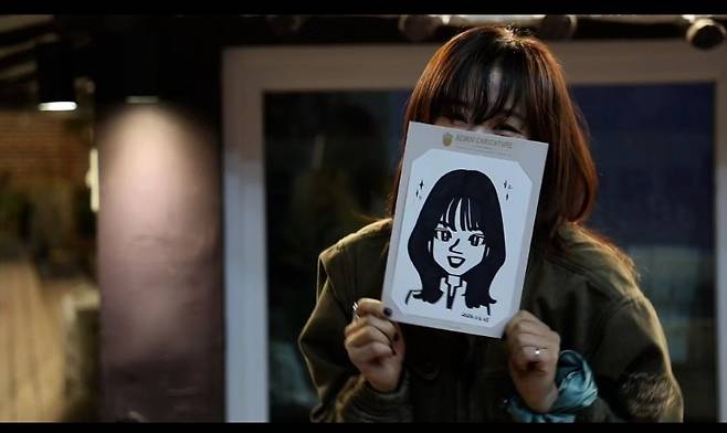 최강희 봄꽃에 미소 활짝 포니테일 묶고 시크한 티셔츠 재킷 패션 스타와 패션