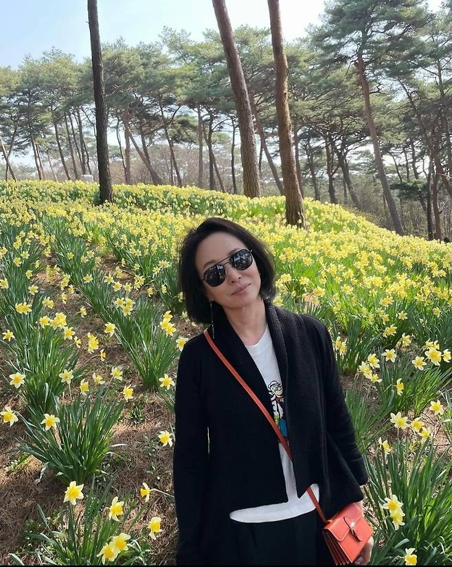 김미숙 시간이 거꾸로 흐르나 65세 안 믿기는 깔끔한 선글라스 카디건 패션 스타와 패션