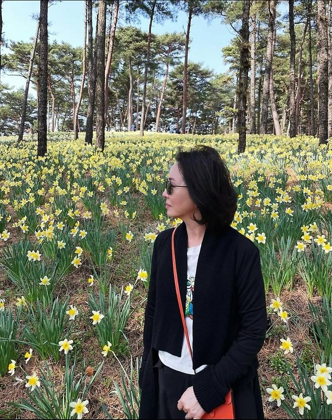 김미숙 시간이 거꾸로 흐르나 65세 안 믿기는 깔끔한 선글라스 카디건 패션 스타와 패션