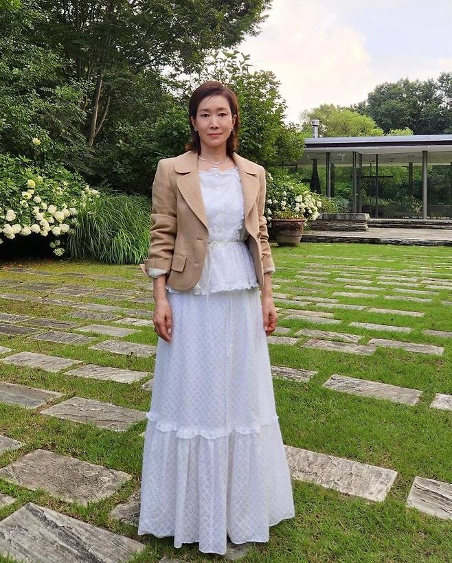 나영희 우아한 62세 멋쟁이 레이스부터 스팽글까지화려한 원피스 재킷룩 스타와 패션