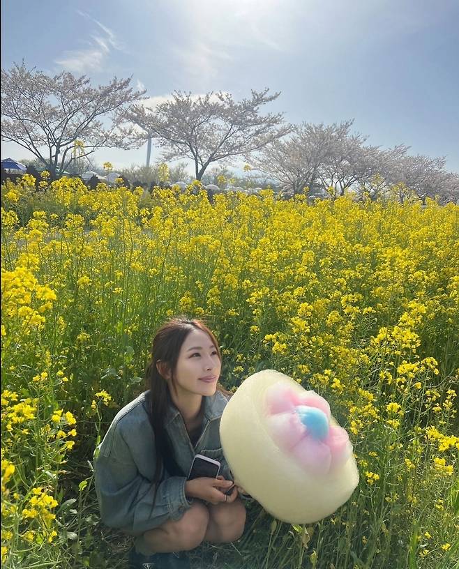 신수지 완벽 8등신 솜사탕 들고 제주 여행 데님 재킷 미니스커트룩 스타와 패션