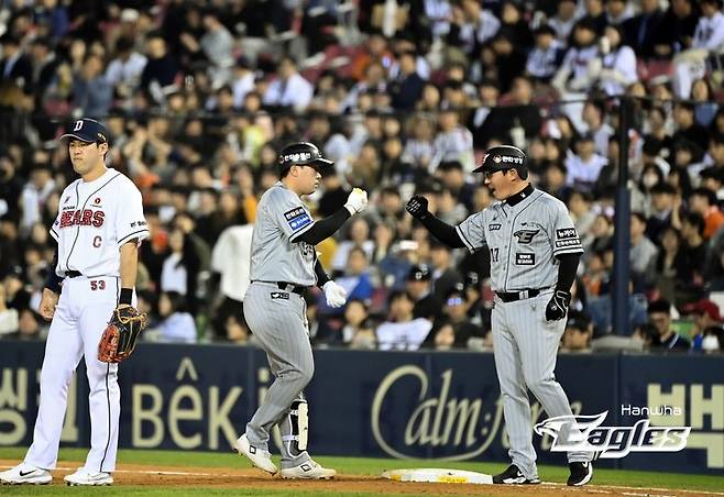 한때 1위 한화 4연패 빠뜨린 최강 두산 폼 미친 김재환 역전 3점포 힘입어 5 3 짜릿한 역전승 잠실에서mhn