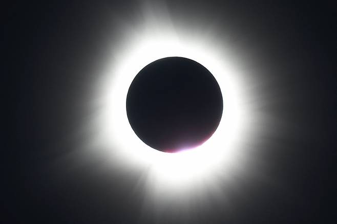 영상 개기일식 우주쇼에 수억명 매료경제효과도 톡톡 나우어스