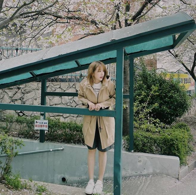 40세 윤은혜 대학생이라 해도 믿겠네 청순미 뽐낸 트렌치코트 반바지 나들이룩 스타와 패션