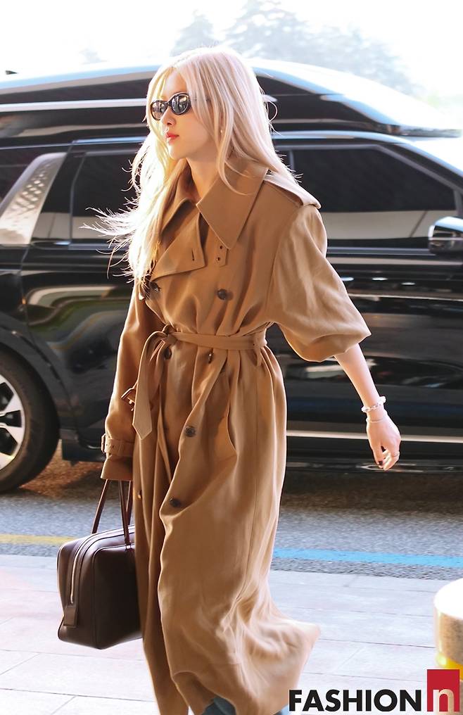 블랙핑크 로제 트렌치코트 휘날리며 일본 출국 금발머리와 찰떡 궁합 코트룩 패션엔