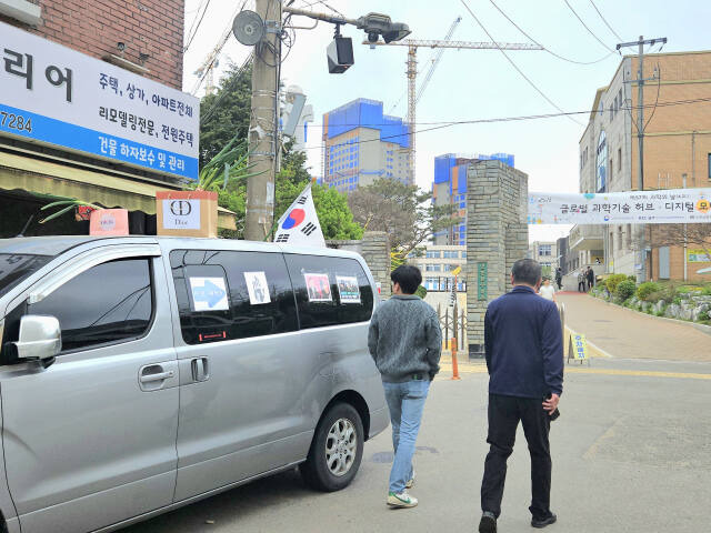 ‘디올백·‘대파 가득 싣고 투표소로 분위기 과열 지쳐