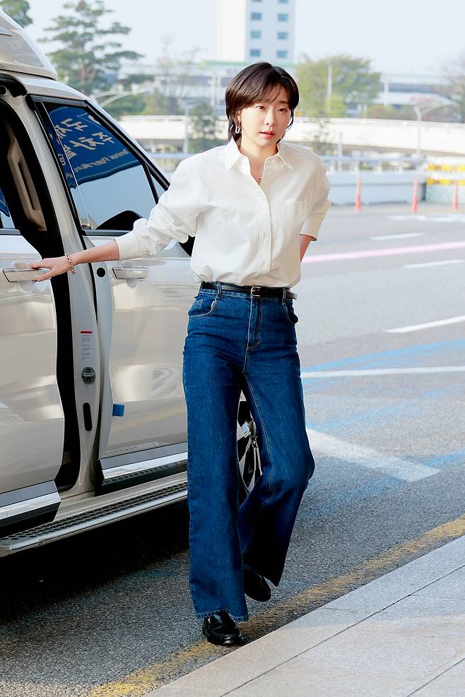 김다미 공항 밝히는 화사한 미모 눈부신 주얼리 셔츠 데님 공항패션 스타와 패션