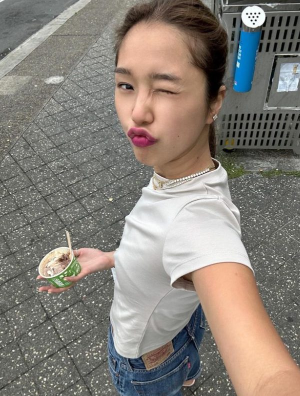 흰 티에 청바지로 이렇게 예쁠 수가 있다고 이포커스