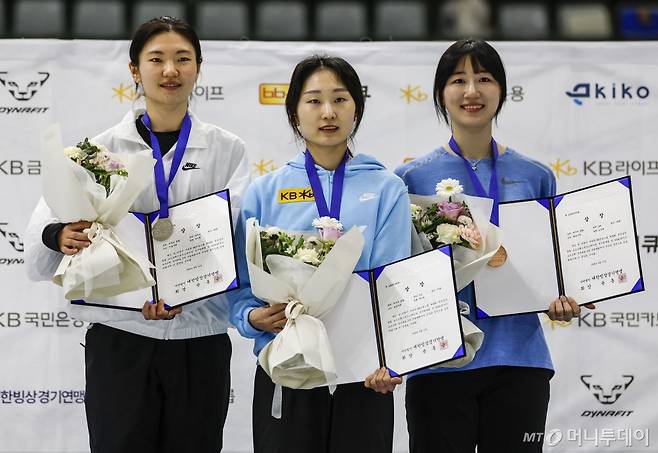 쇼트트랙 여왕 최민정의 화려한 귀환1년 만에 1위로 국가대표 복귀