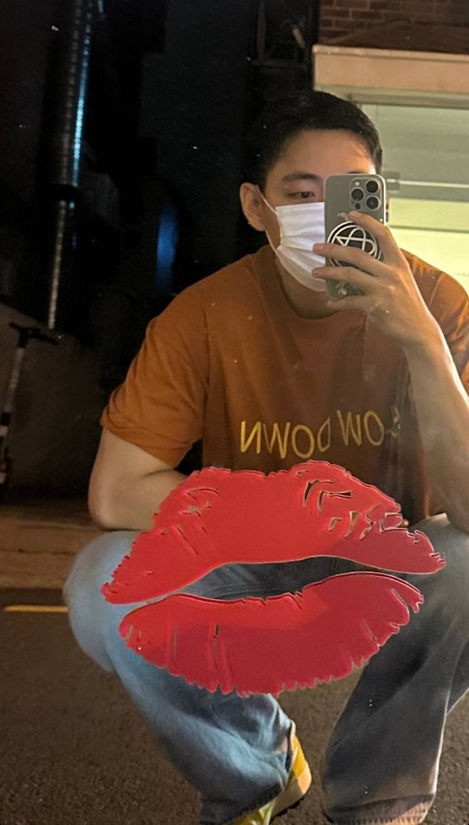 뷔, SDT 군복무 中 휴가 근황 공개…“나PD 생파·벌크업 중”[SNS는 지금]