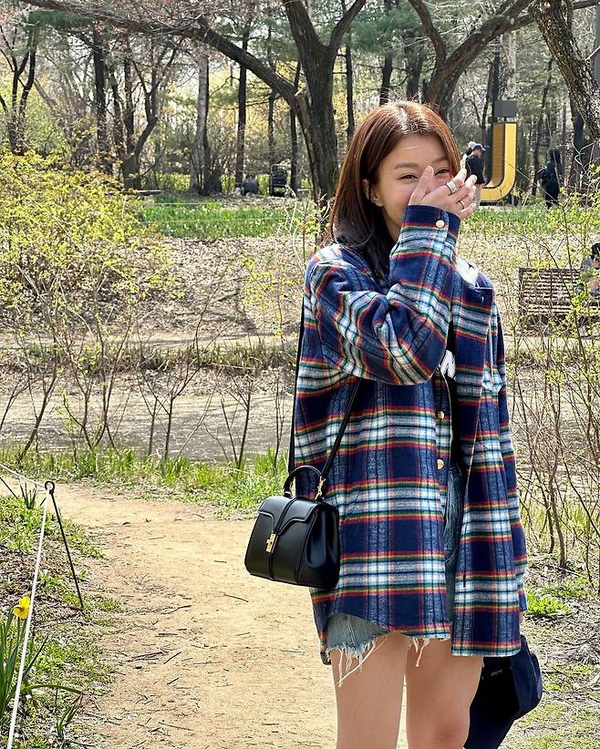 이시영 오버핏 체크 자켓과 청 숏팬츠 입고 하의실종룩 라이프 뉴세이