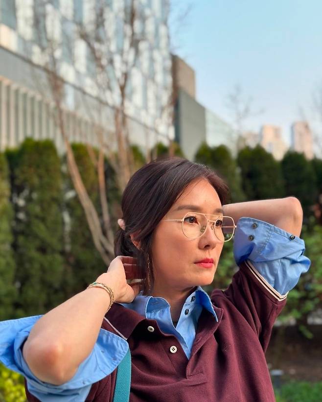 오연수 안경 안 쓰면 못 나감 안경으로 완성한 세련된 셔츠 티셔츠 레이어드룩 스타와 패션