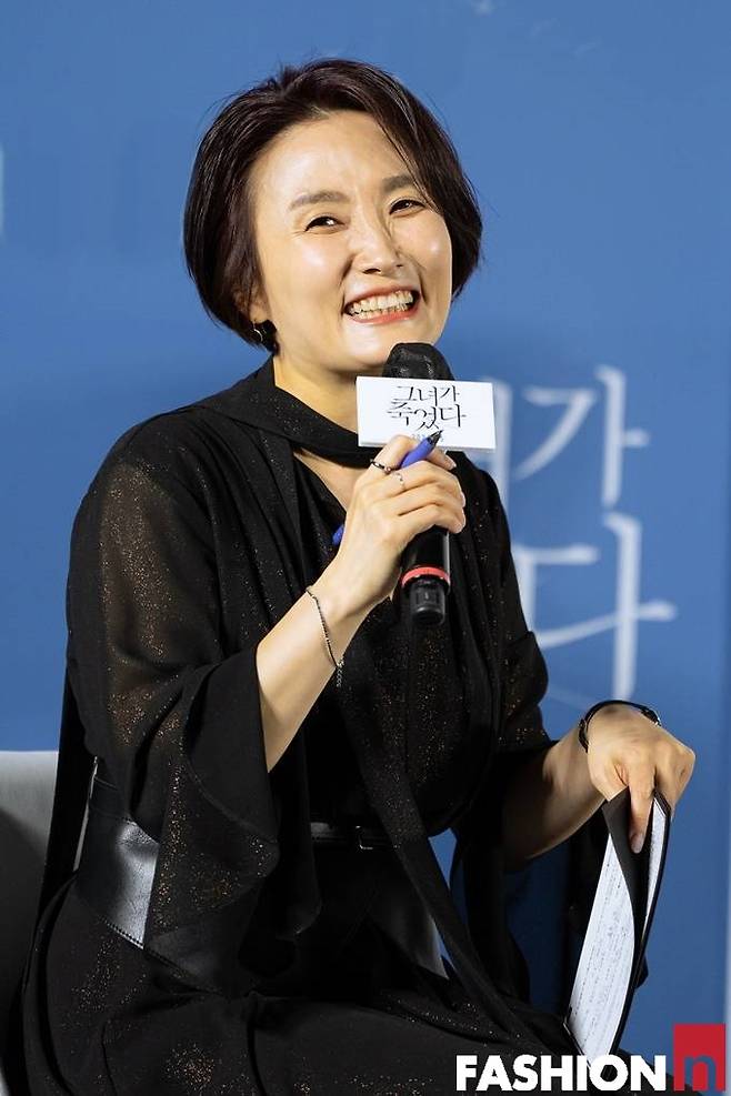 박경림 갈수록 여성스러워 하늘거리는 벨티드 맥시 원피스룩 패션엔