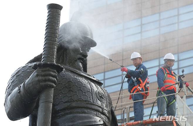 이순신장군 동상 세척작업
