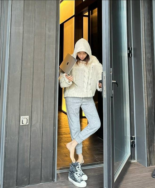 이지아 맨발로 운동화 신는 수수한 모습 후드 티셔츠 조거 팬츠룩 스타와 패션