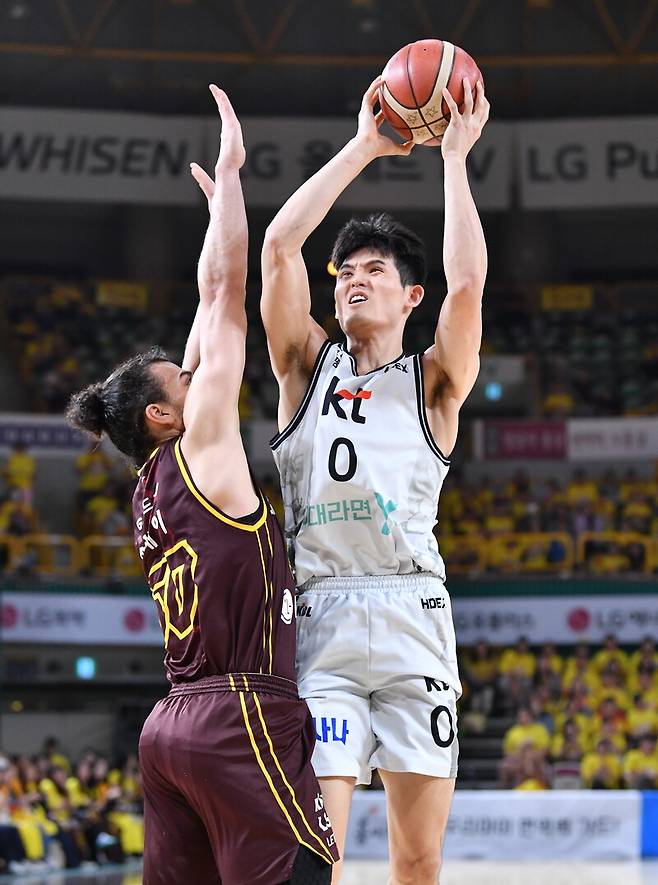 Kbl 4강 Po 리뷰 문성곤 3점포 5개 작렬 Kt Lg 대파 시리즈 원점으로