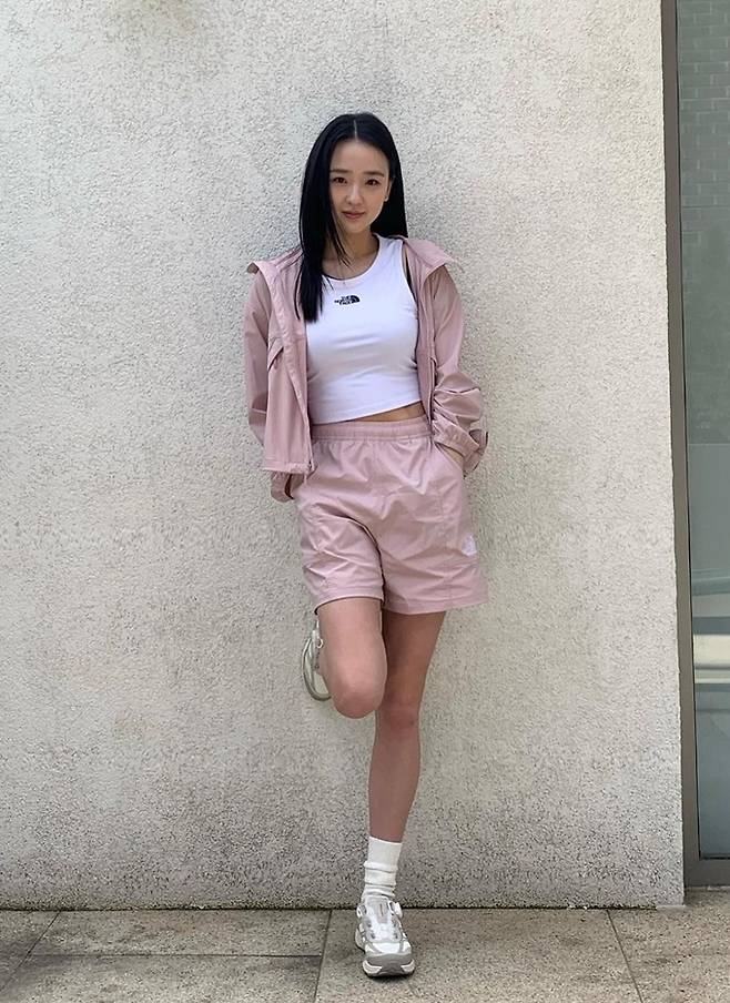 손연재 아들 출산 50일째 믿기지 않는 늘씬한 몸매 애슬레저 산책룩 패션엔