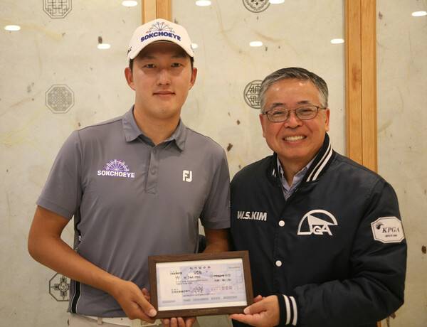 남자골프 루키 김백준·김승민·송민혁·이동환 Kpga 첫 공식 상금 획득으로 기념 수표 받아