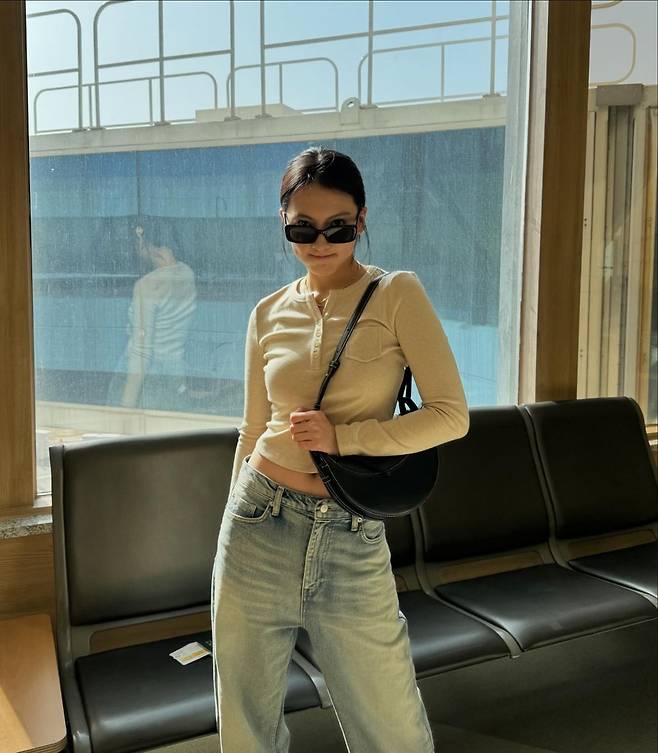 강지영 크롭 티와 청바지 입고 날씬한 복근 자랑하며 공항 패션 선보여 라이프 뉴세이