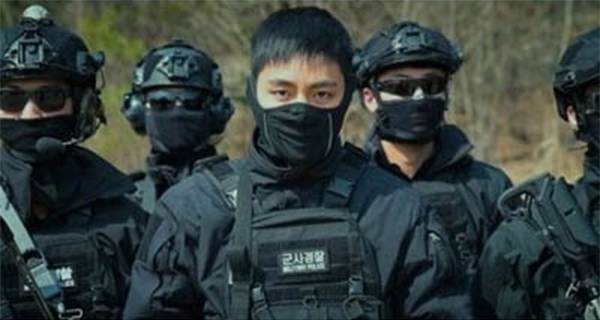 ‘흑복 입은 ‘bts 뷔 근황 공개군사경찰단특수임무대 복무중