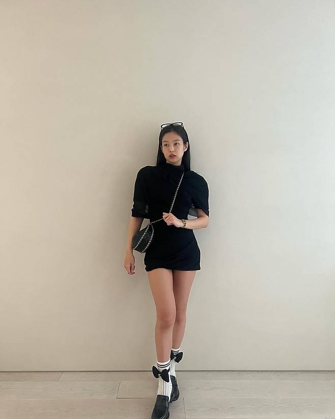 제니 시스루 원피스에 청바지 입고 깔끔하게 멋부려 스타와 패션