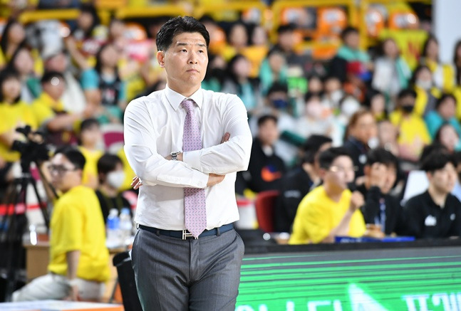 Lg 턴오버 17대 9 실수 연발 조상현 감독 팬들께 죄송 내용이 엉망이었다 창원 현장