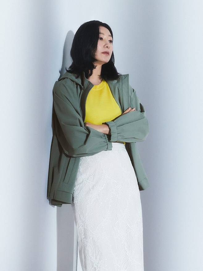 김희애 꽃피는 봄날 꽃무늬 봄버 재킷 나들이룩 어디꺼 패션엔