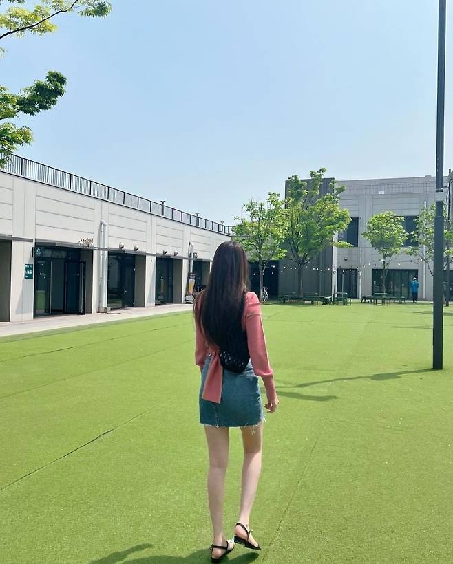 진아름 소소한 즐거움 쭉 뻗은 롱다리에 깜짝 세련된 스웨터 청치마 패션 스타와 패션