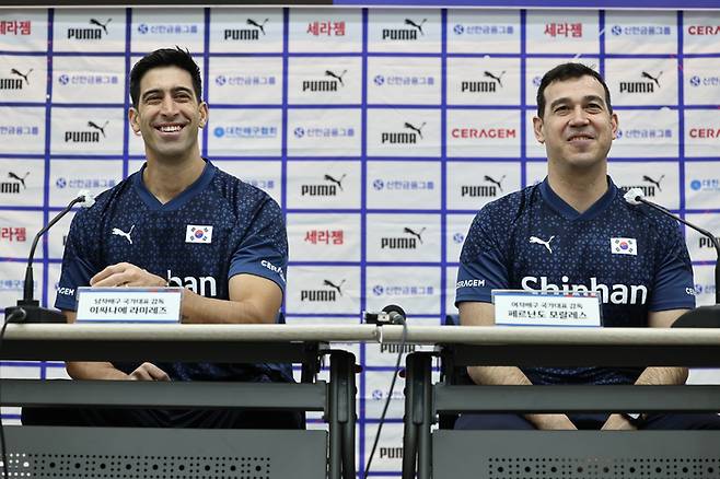 한국에 ‘충격패 안긴 적장이 수장으로라미레스 감독 장단점 잘 알아 젊은 미들블로커 키워야” 현장 일문일답