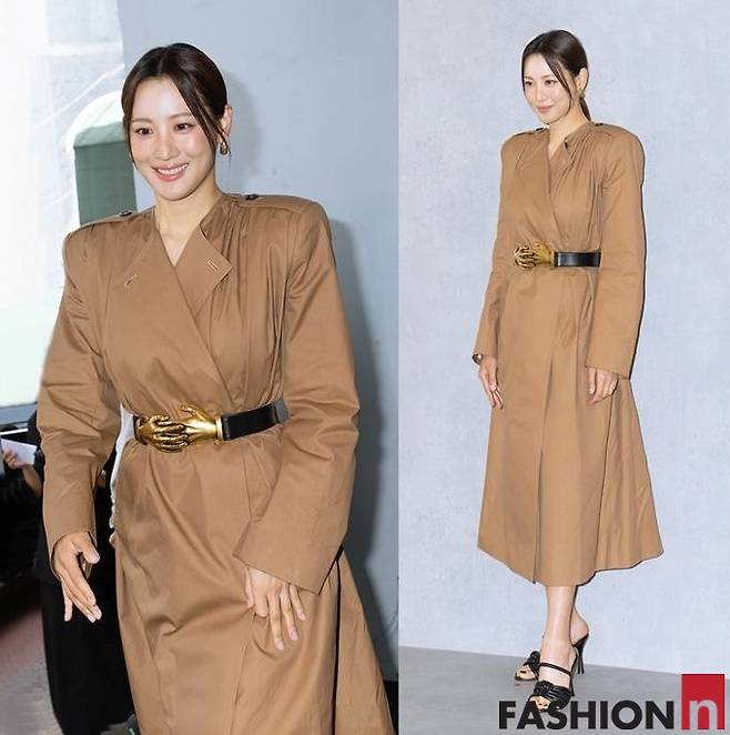 수현 시대를 초월한 멋 우아한 트렌치 코트룩 나들이 패션엔