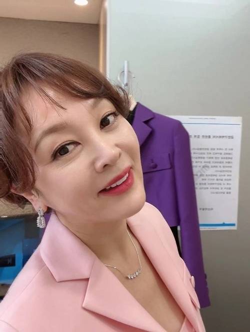 이승연 ‘55세 맞아 ‘핑크 공주 코스프레가 어울리는 동안미모살아있네”