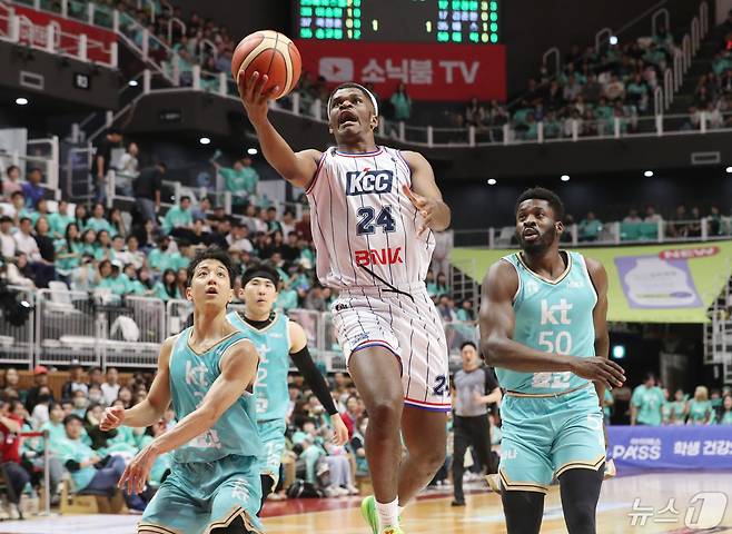 '배스 36점' KT, KCC 꺾고 반격의 1승…챔프전 1승1패 균형